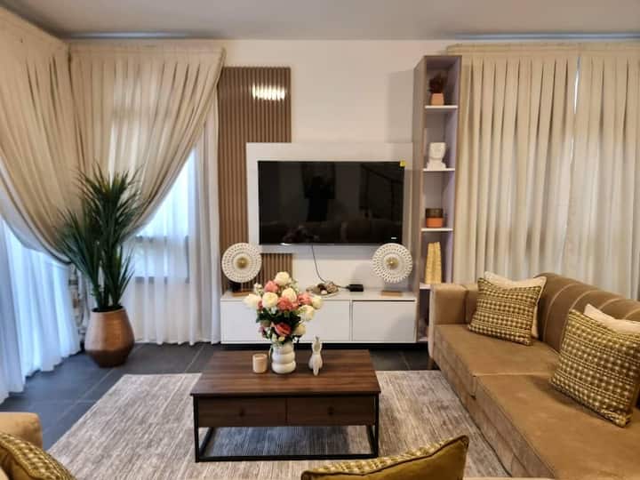 Classy Mountain View 3 Bed & Pool - Ghana