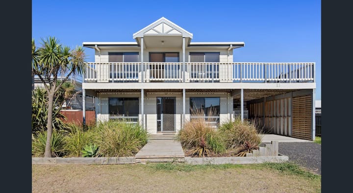 Beach Hideaway - Rhyll