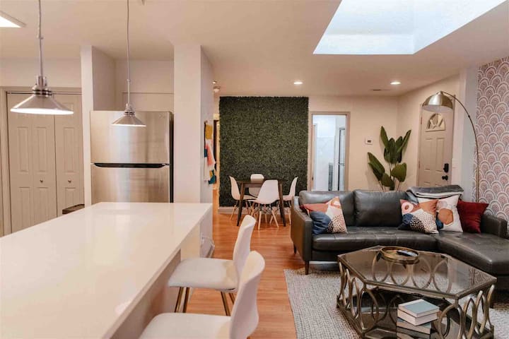 Funkytown Loft: Located On Mass St. - 4 Beds/2 Ba! - Lawrence, KS