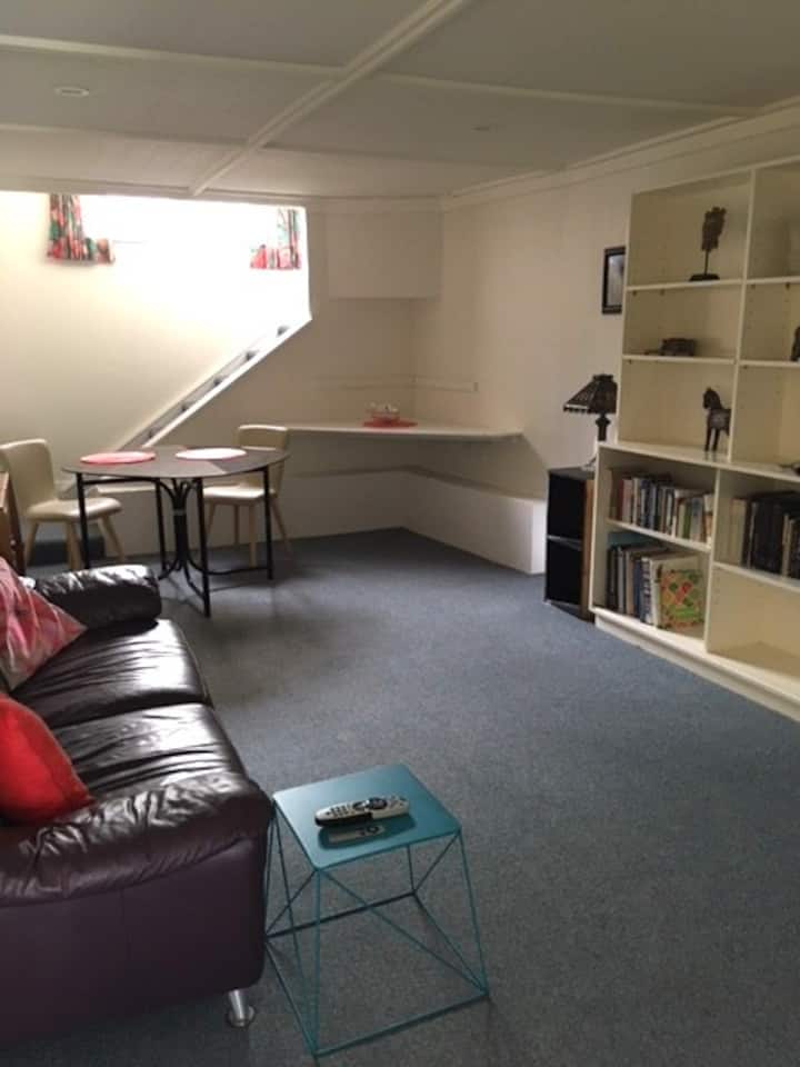 Homely And Spacious; A Home Away From Home - Wellington