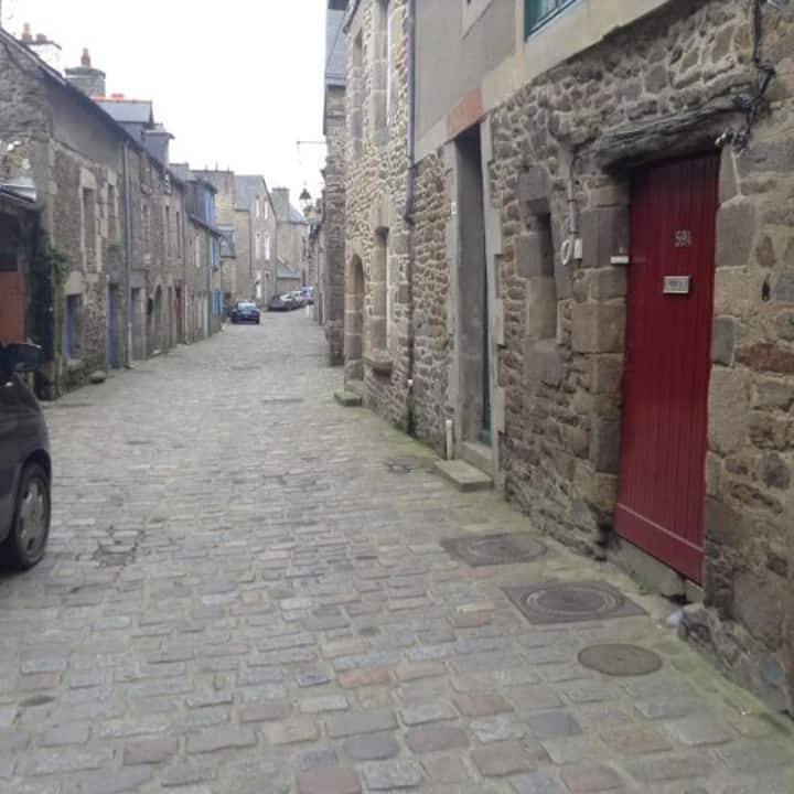 Romantic 400yr Old Cottage - Dinan