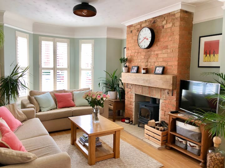 Light And Bright Family Home In Poole - Poole