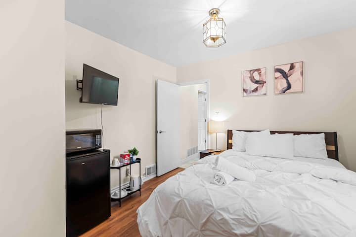 Lovely Room, Ensuite Bathroom & Private Entrance - カナダ ハミルトン