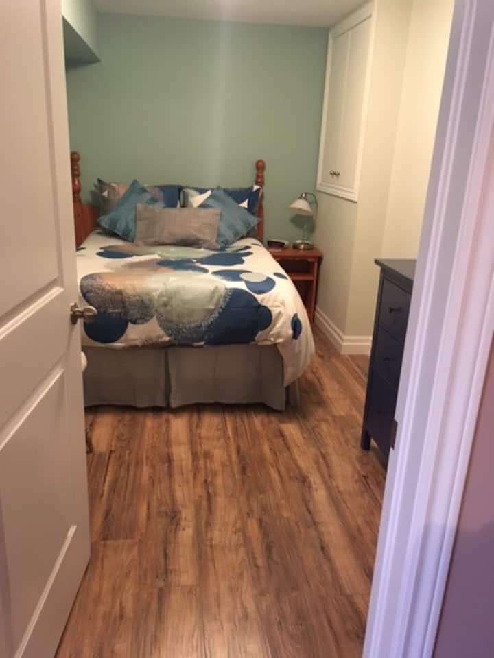 Quiet Bedroom In Small Townhouse - Durham