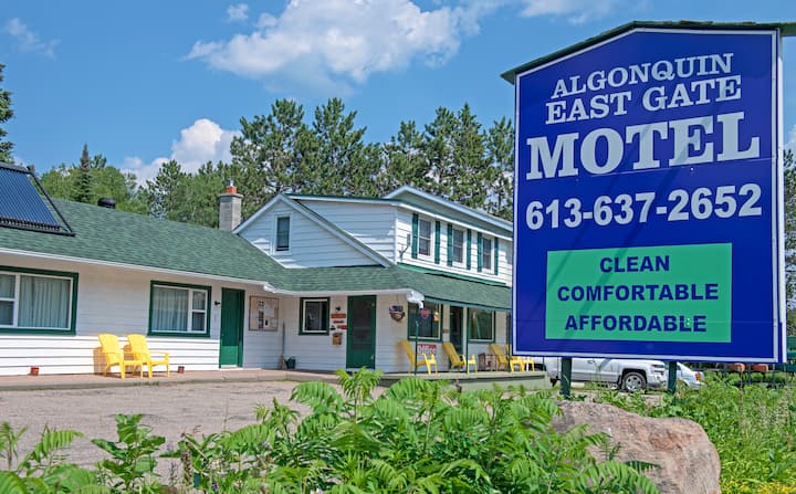 East Gate Motel Cabin - Algonquin Provincial Park
