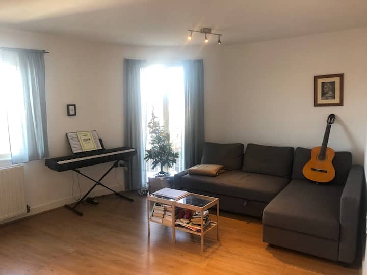 Lovely Top Floor Spacious Flat Next To The Station - East Ham - London