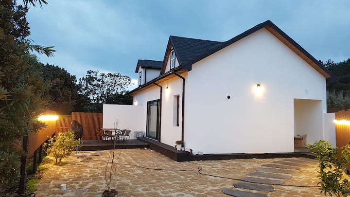 일다랑[廊] (48평 넓은공간의 바닷가 근처 프라이빗한 독채 풀빌라 스파펜션입니다.) - Jeju-si