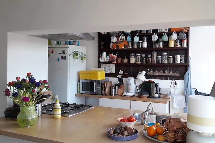 Ruim, Licht Appartement Met Een Persoonlijke Touch - Leiden