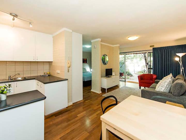 R13 Courtyard Studio - Pool & Spa. - Perth