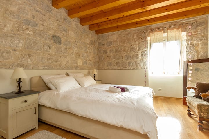 Independent Stone House **** In  Centre - Split