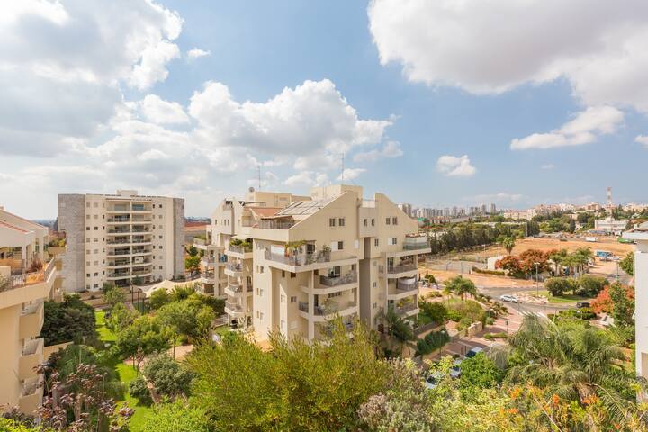 Cozy bedroom next to park and train station in Kefar Sava, Center ...