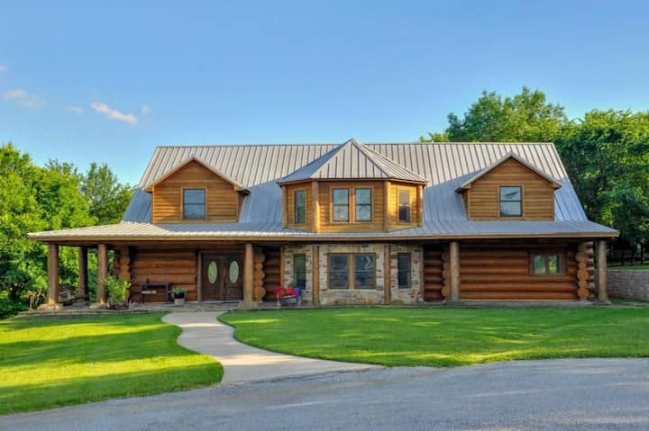 Beautiful Log Cabin Retreat - Waxahachie, TX