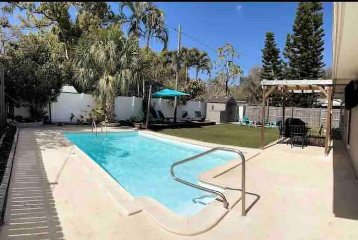 Heated Pool Home-1.5 To Beach-fire Pit- 3 Bikes - Largo, FL