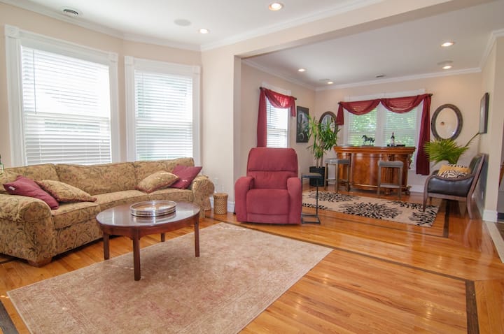 Gorgeous Dwtn Saratoga*wrap-around Porch*sleeps 6 - Saratoga Springs, NY