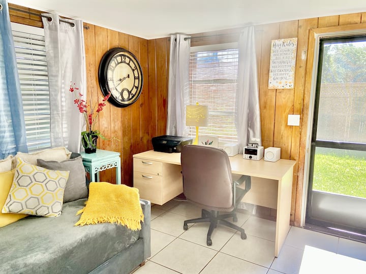 Pet Friendly Cottage - Sarasota, FL
