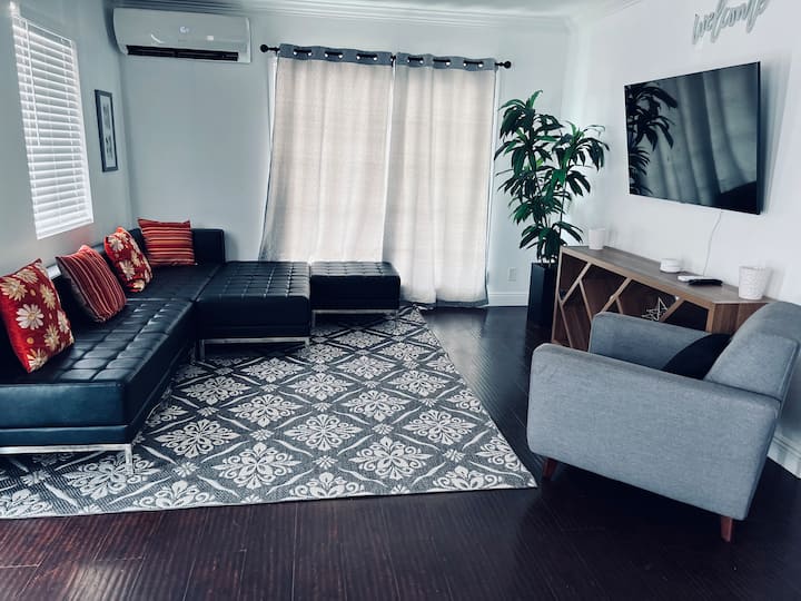 Beautiful Duplex Home Near Everything! - South Gate, CA