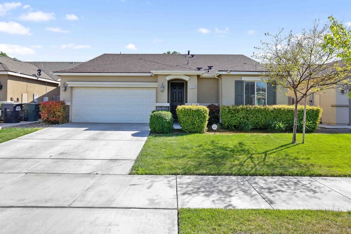 Visalia 3 Br Home 34 Miles From Sequoia Nat’l Park - Visalia, CA