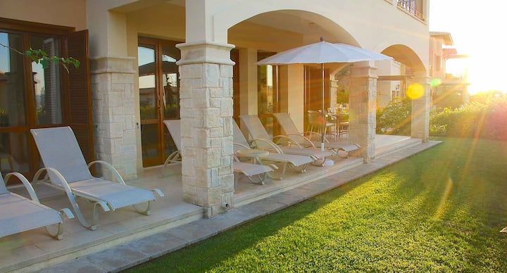 Charming Apartment Pomos With Lovely Sea Views - Куклиа