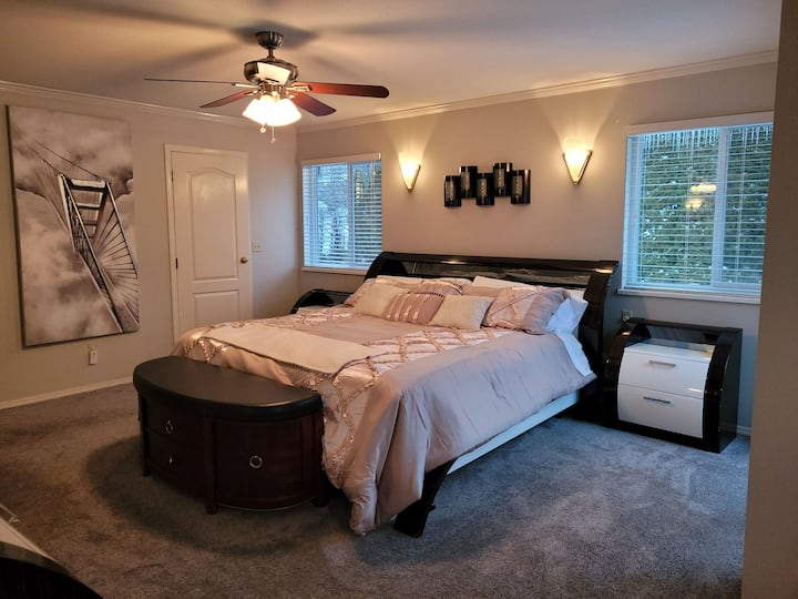 Cheerful 5 Bedroom Oasis - Abbotsford