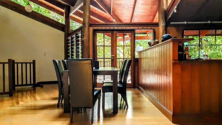 Treetops Retreat: Private Room Near Swimming Creek - Cairns