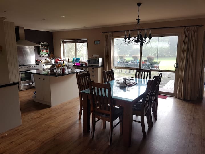 Spacious Twin Room-the Snuggly Duckling Homestead - Matamata