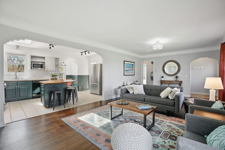 The Riverfront Manor; 4bd - Brooklyn Park, MN