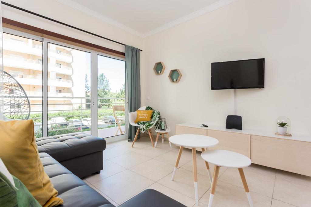 Kali Apt - Pool Wi-fi ChromeCast Hanging Egg Chair - Apartments for ...