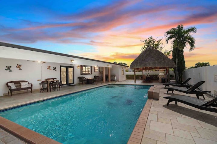 Spacious 4 Bedroom Vacation Home With Pool - Hialeah