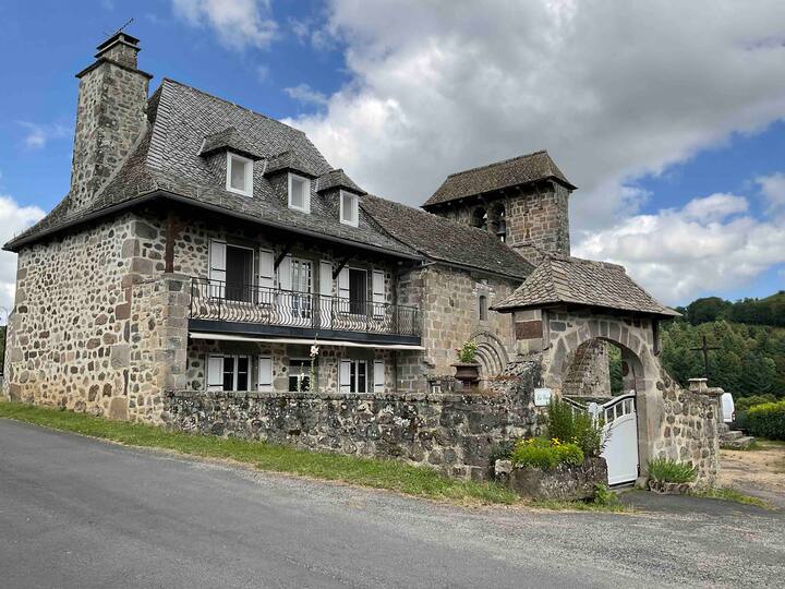 La Cure , Charmant Presbytère Typique Du Carladès - Taussac