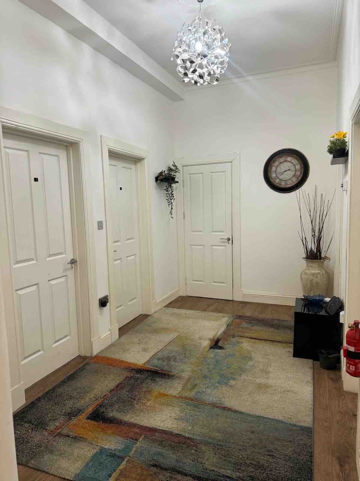 Cosy Bedroom With Ensuite And Kitchen - Glasgow