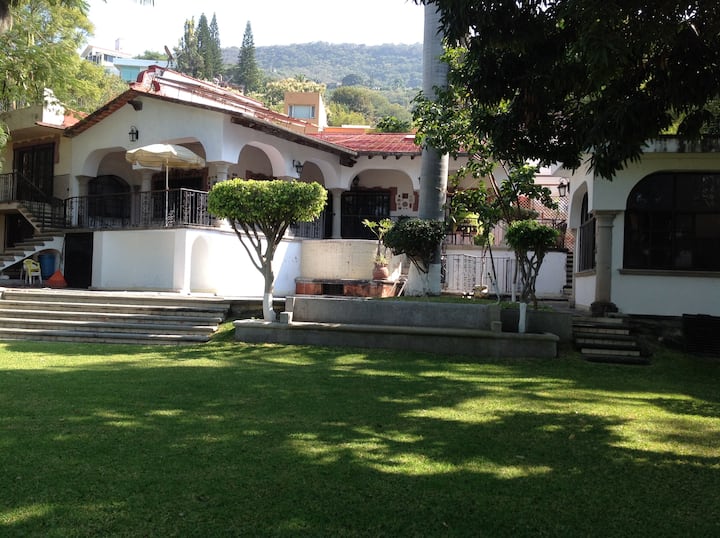 Casa En Club De Golf, Con Gran Jardín Y Servicios - Jiutepec