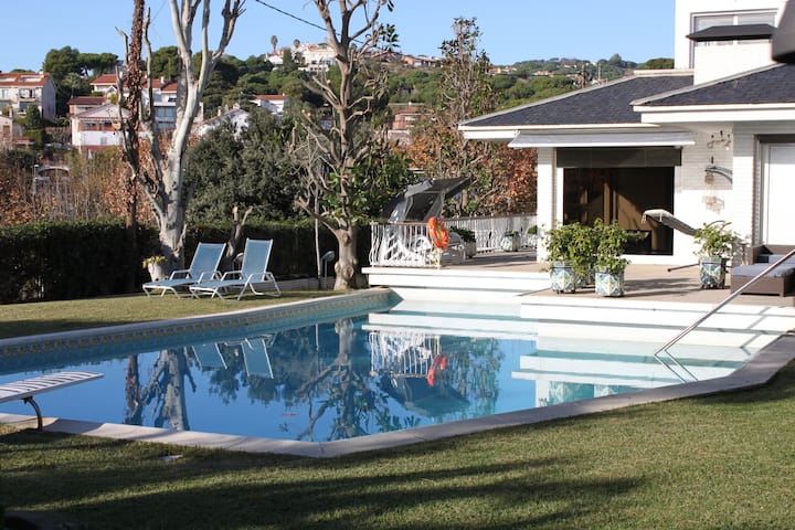 Bajo Con Jardín Y Piscina. - El Masnou