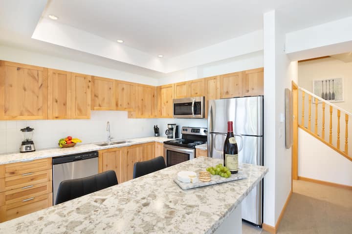 2br/2ba Luxury Whistler Village Th-pool/hot Tub - British Columbia