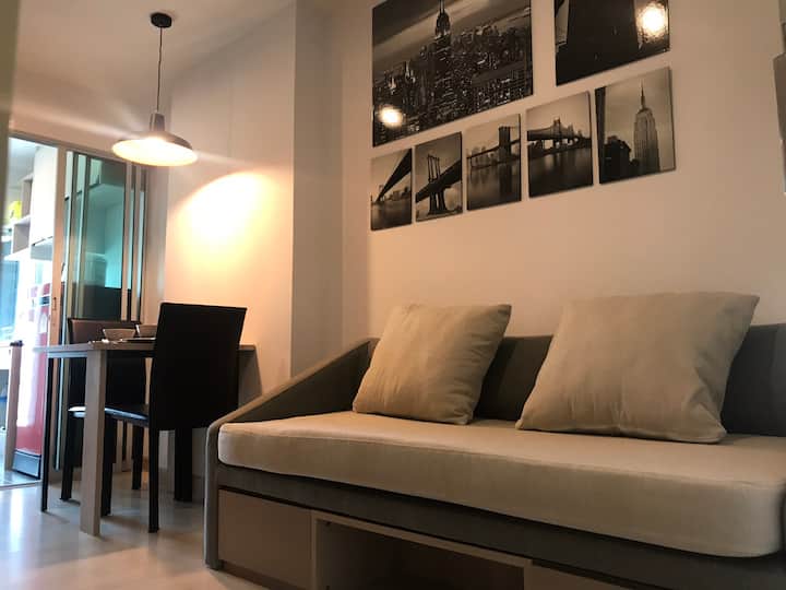 Warm Living Room.large Shopping Malls,market,bts. - Bangkok