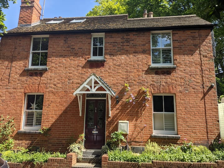 Lovely Spacious 2 Bed - Walkable To Ascot Races! - Bracknell