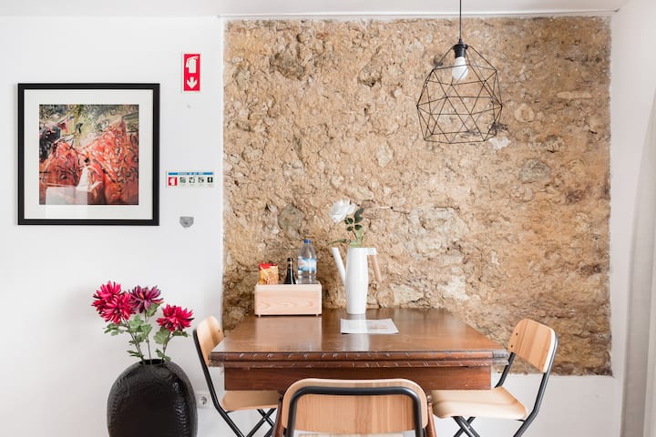 Snuggle Up In The Cozy Window Nook At An Alfama Abode - Lisszabon