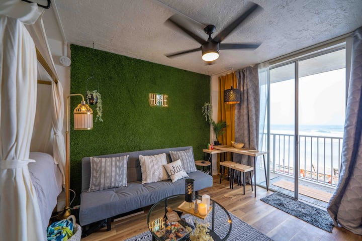 Humble View Luxe | Private Balcony| Pool Open - Daytona Beach, FL