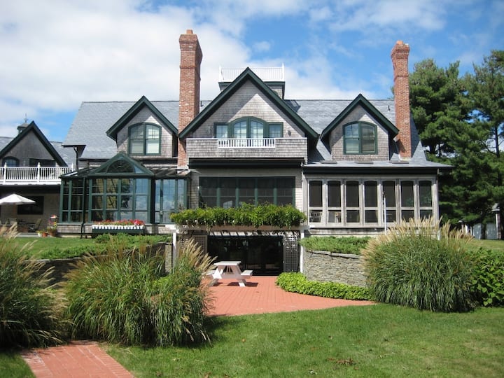 Hamptons Area Estate On Water W Boat Dock & Pool. - Greenport, NY