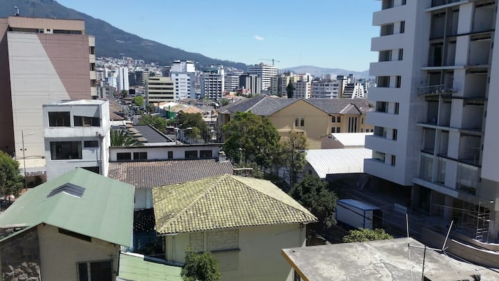 Large Apartment En La Foch Y José Tamayo - Quito