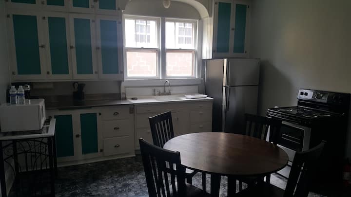 Quaint 2 Bedroom Apt Downtown -Detached Garage - Marquette, MI