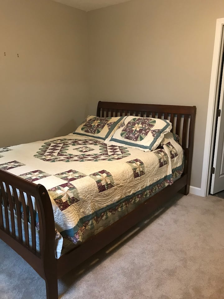 Private Room, Adjoining Bath, In Town/woods W/pond - Delaware