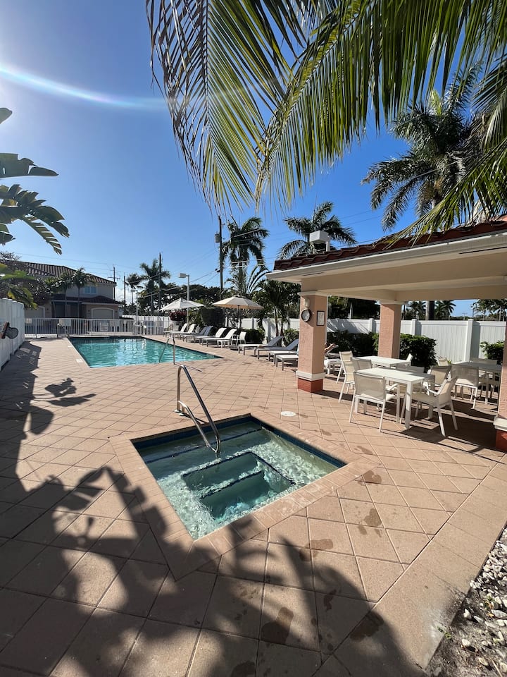 Beautiful Condo Only 0.9 Miles From Pompano Beach! - Pompano Beach, FL