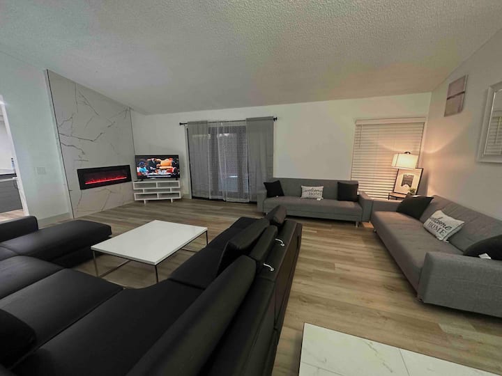 Poolside Retreat: 5 Minute Drive To Airport/strip! - ヘンダーソン, NV