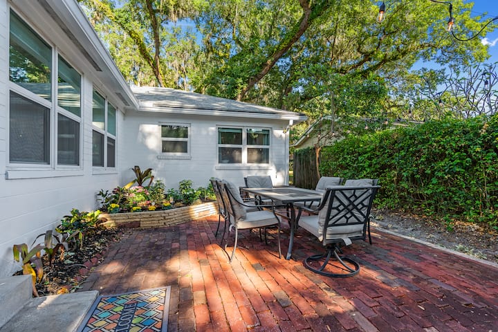 The Falling Moss Villa | Downtown Orlando Retreat - Orlando, FL