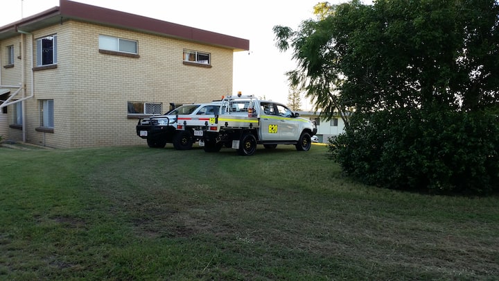 5 Bedrooms/suits Work Crews/multiple Living Areas - Gladstone