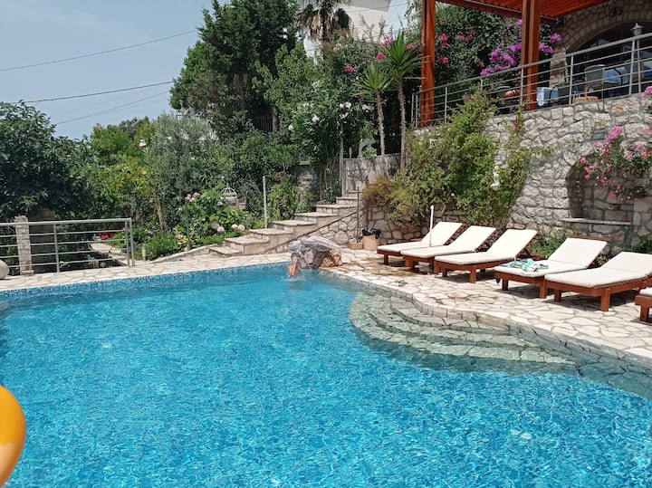 Апартаменты с бассейном и пляжем-платформой - Montenegro