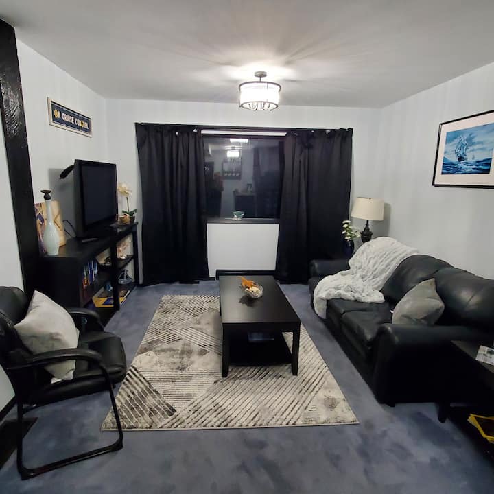 Quaint Tudor Retreat - Parksville