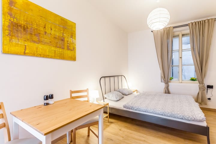 Old Town Studio Apartment (4th Floor, No Lift!) - Praga