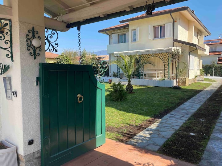 Villa A Forte Dei Marmi A Pochi Minuti Dal Mare - Viareggio