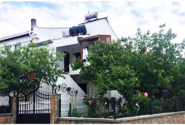 Merkezde Geniş Bahçe Katı Apart No 101 - Gökçeada